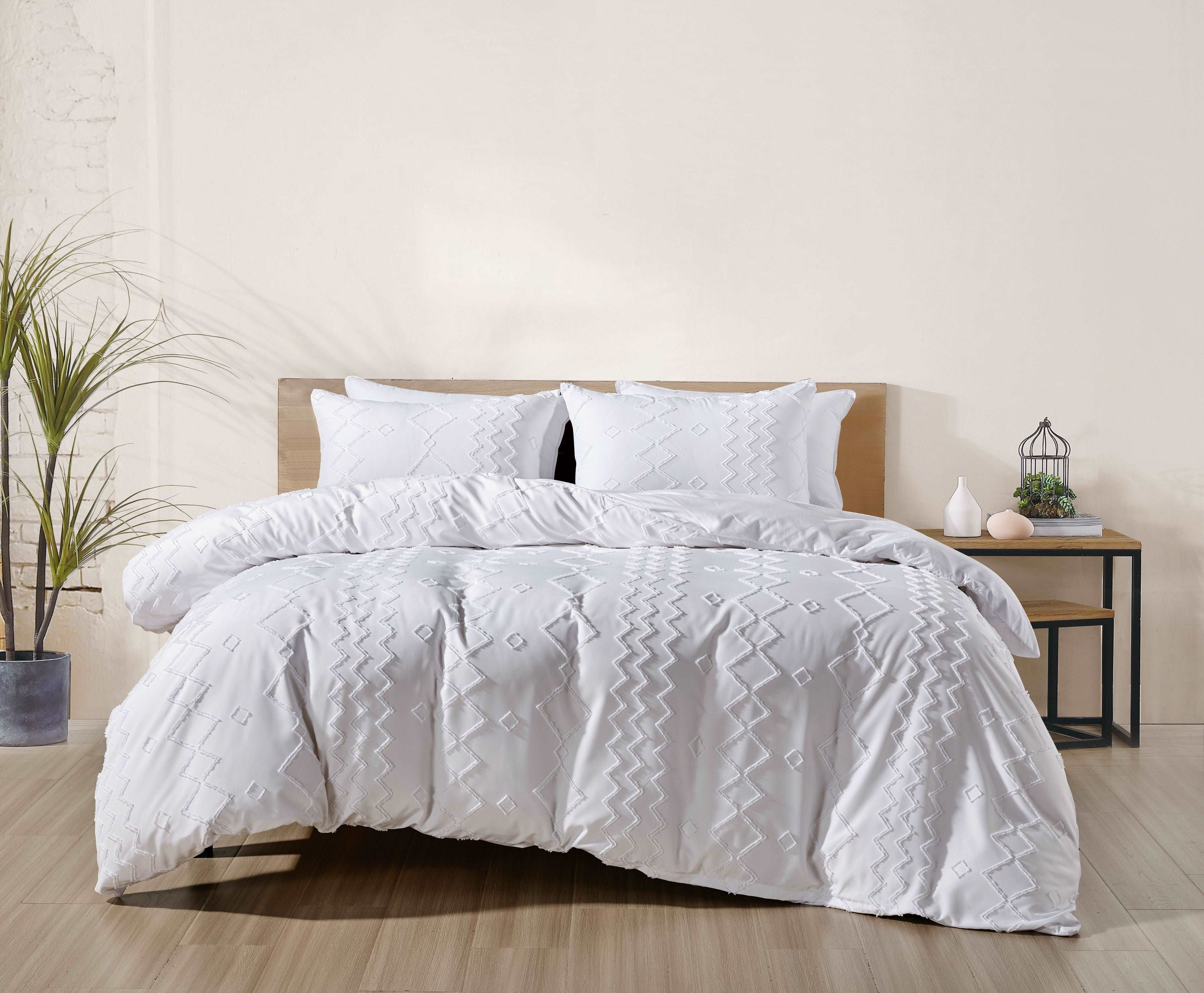Bibb Home 2000 Count Tufted Duvet Cover (3-Piece) by Bed Bath Fashions ...